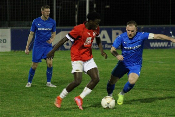 Vorentscheidung im Titelrennen: Neudrossenfeld souverän, Groß'lohe ...
