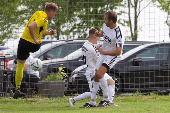 Kein Sieger im Aufstiegsrennen: Obernzenn und Burgfarrnbach steigen ab ...